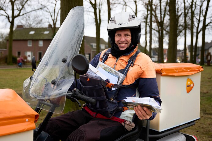 Deze postbode is van alle markten thuis: naast brieven bezorgen heeft ...