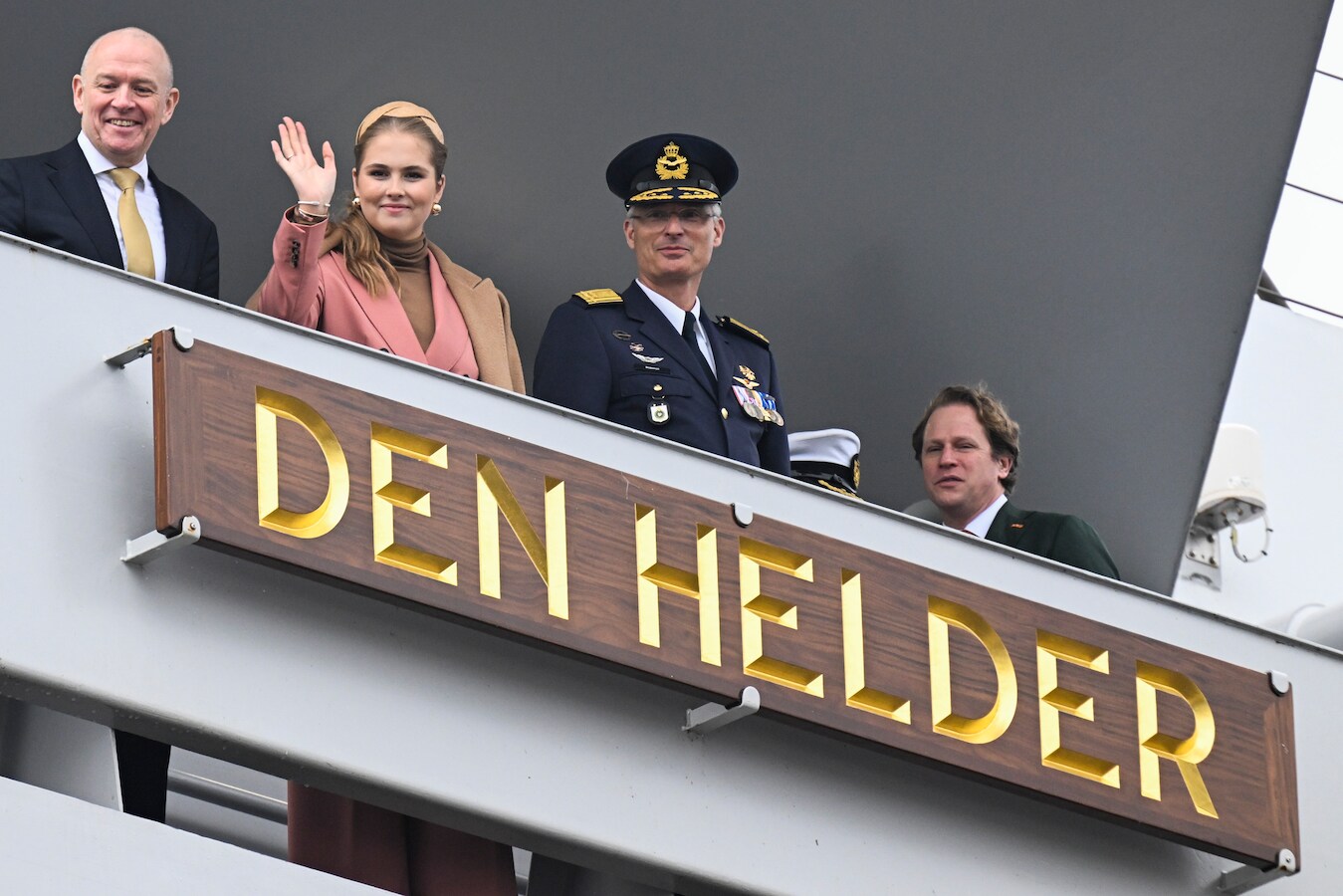 Prinses Amalia straalt in jas van moeder bij eerste soloklus en grapt ...