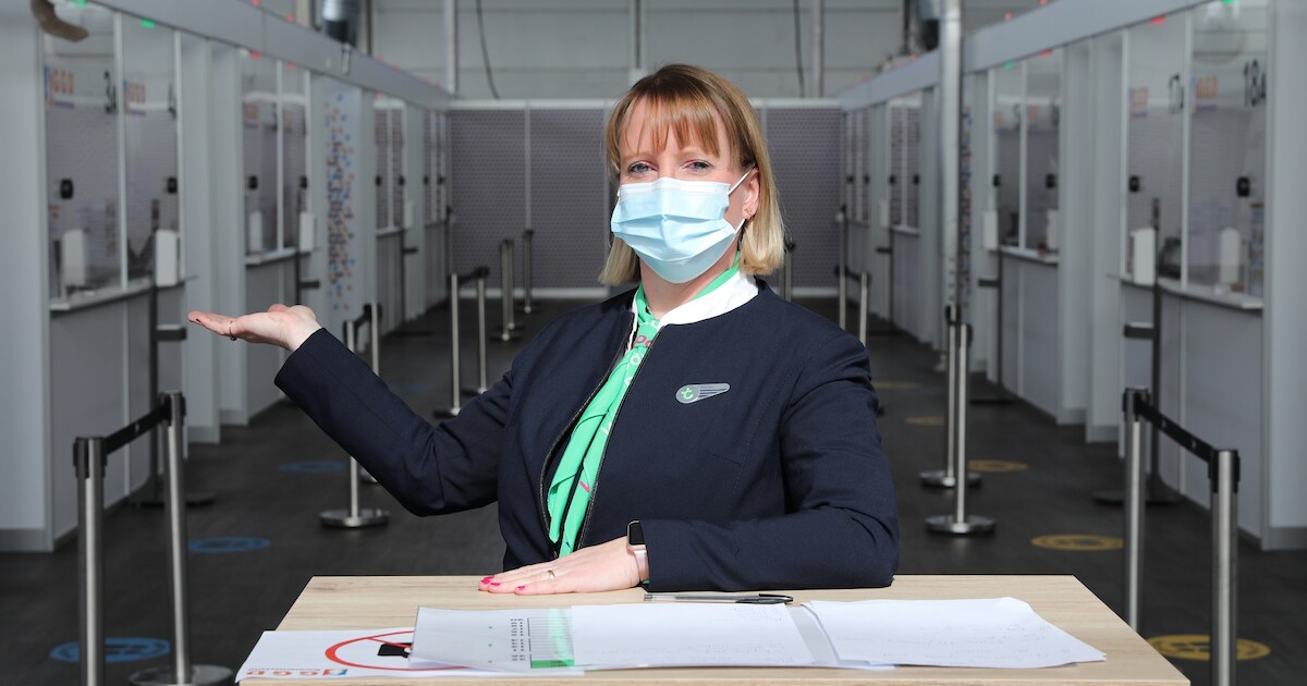 Niet vliegen maar prikken: stewardessen gaan helpen bij het vaccineren ...