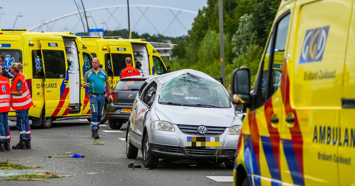 Vier gewonden bij ernstig ongeluk op A2 bij Eindhoven: auto slaat over de kop, traumaheli landt ...