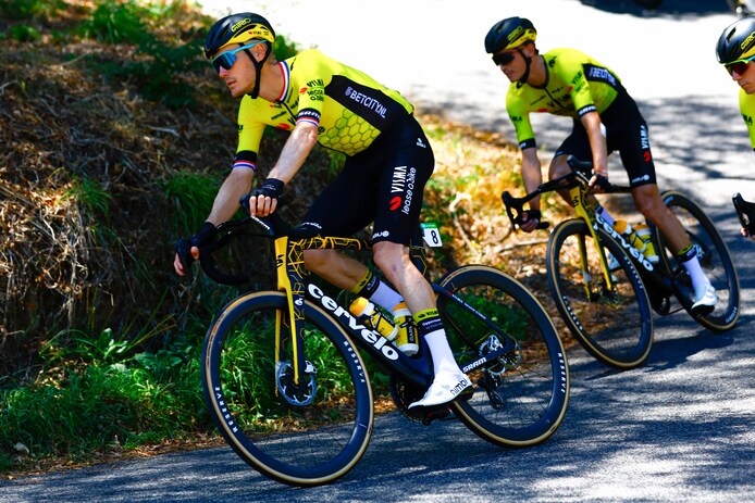 Domper voor Dylan van Baarle: Visma-renner houdt breuk in heup over aan ...