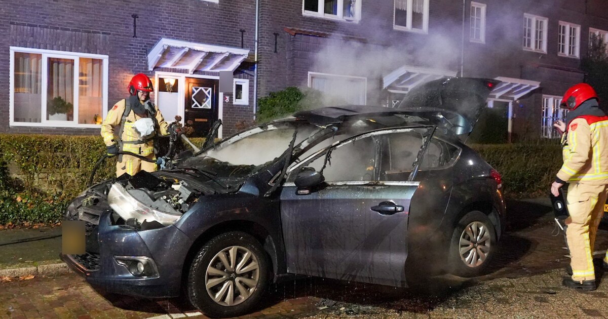 Geparkeerde auto brandt uit in Helmond, midden in straat met huizen ...