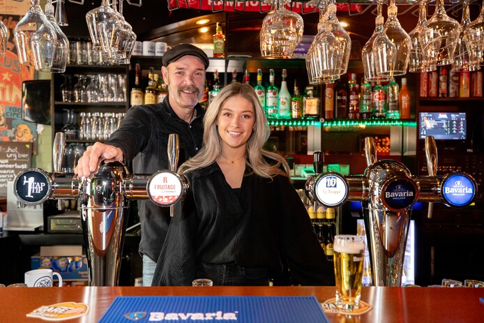 Muurschildering van Studio Giftig met Veldhovense vader Bert en dochter ...