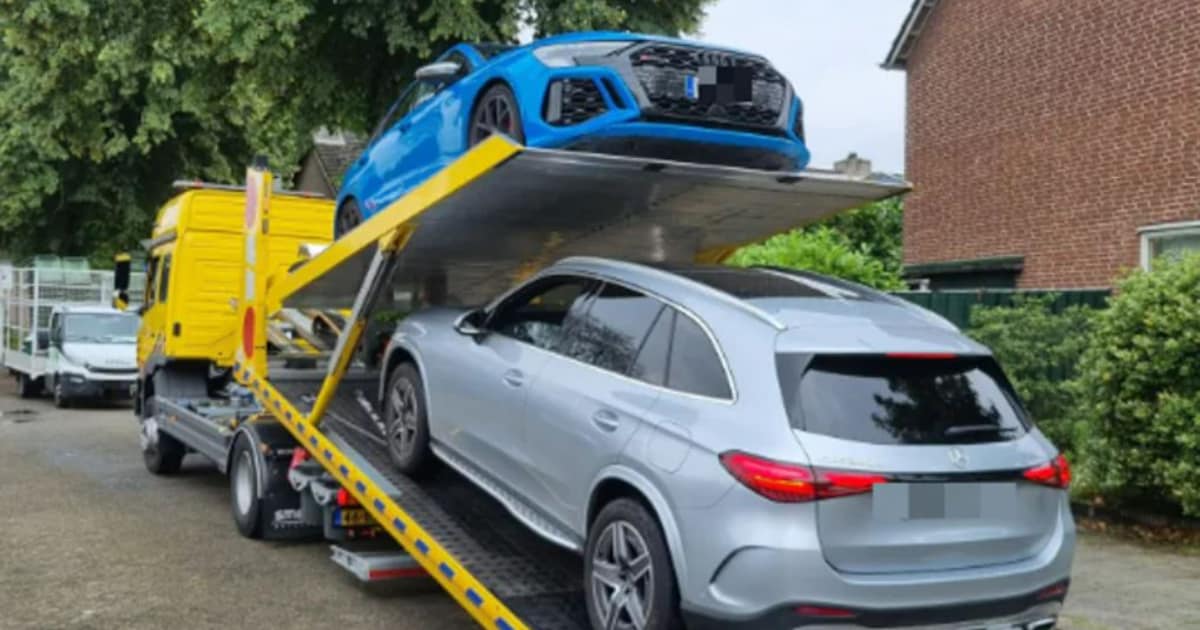 Stapels geld gevonden in huis, dure auto’s afgepakt: broer en zus ...