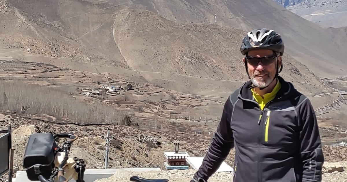 Paul (65) fietst per ongeluk de grens met India over en zit nu in een ...