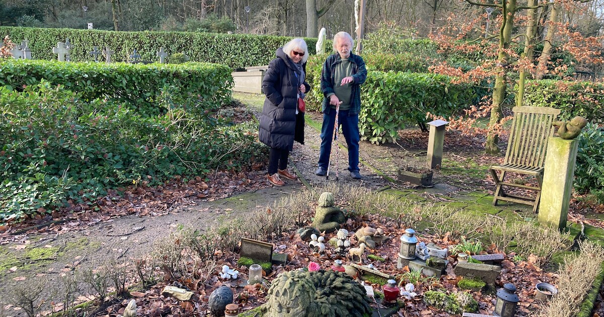 Monica (73) zoekt het graf van haar zus Klaartje die slechts 1 week ...