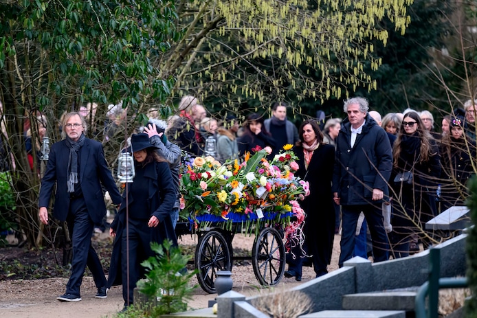 Familie en vrienden nemen afscheid van Manuëla Kemp | Show | ed.nl