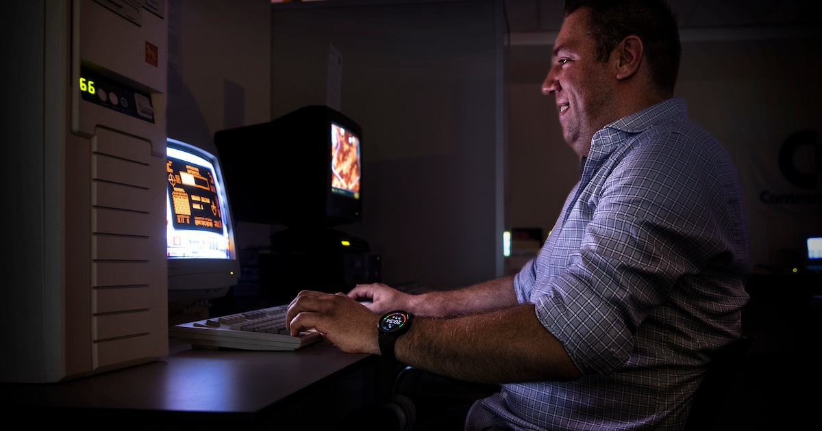 Net als vroeger tot ’s avonds laat achter de computer: ‘Weer eens wat ...