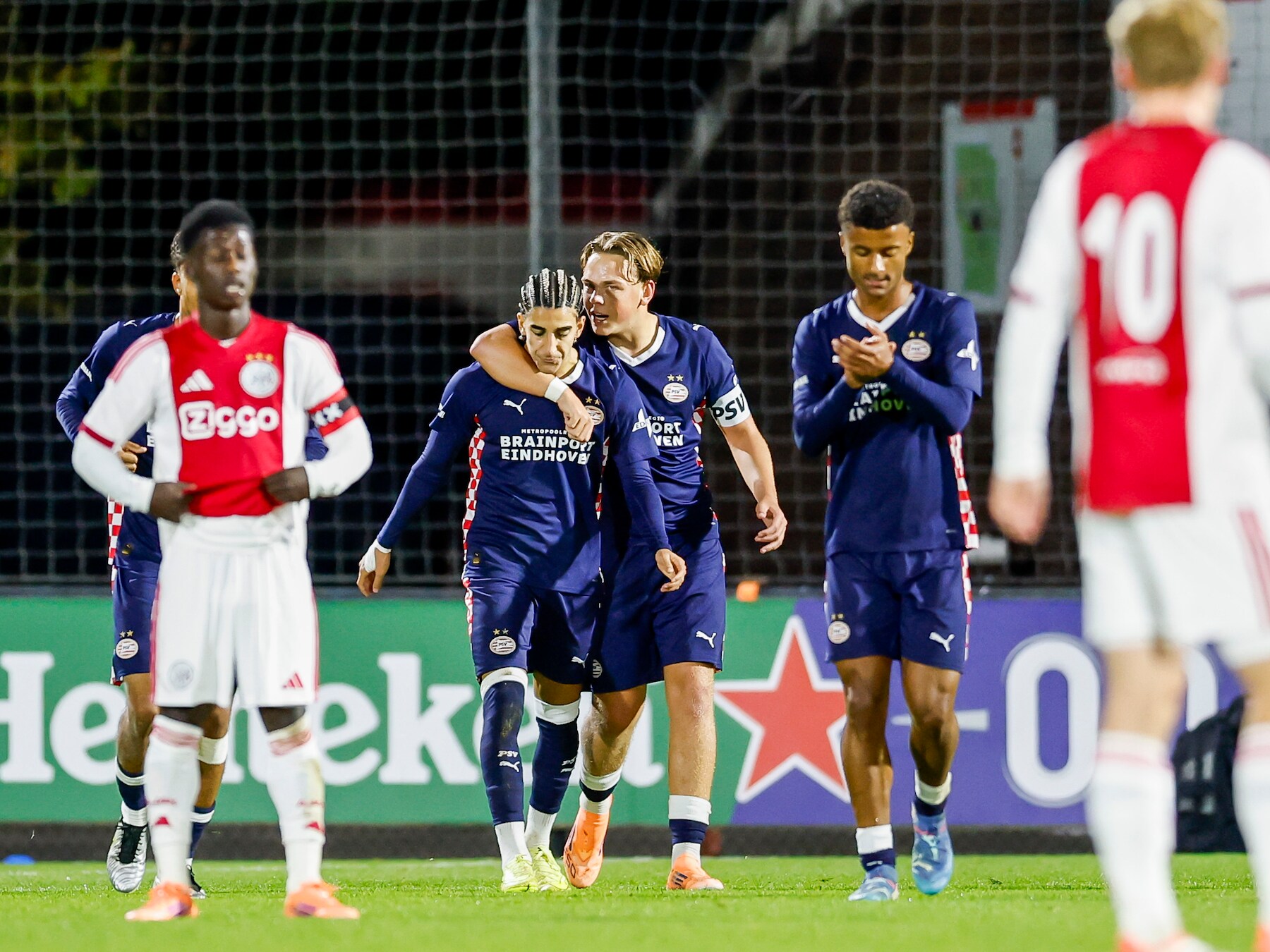 Een herstart bij PSV met wat defensieve zorgen: zeven man om ...