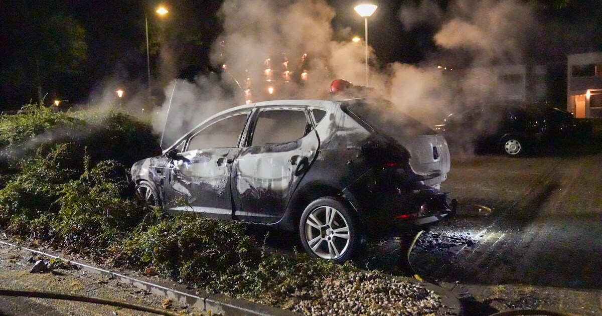 Auto brandt volledig uit in Helmond | Helmond | ED.nl