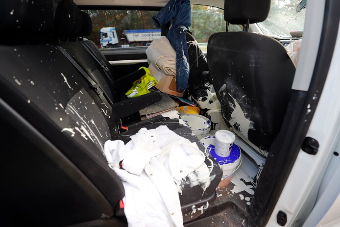 Busje én bestuurder onder de verf na ongeluk op A67 | Veldhoven | ed.nl