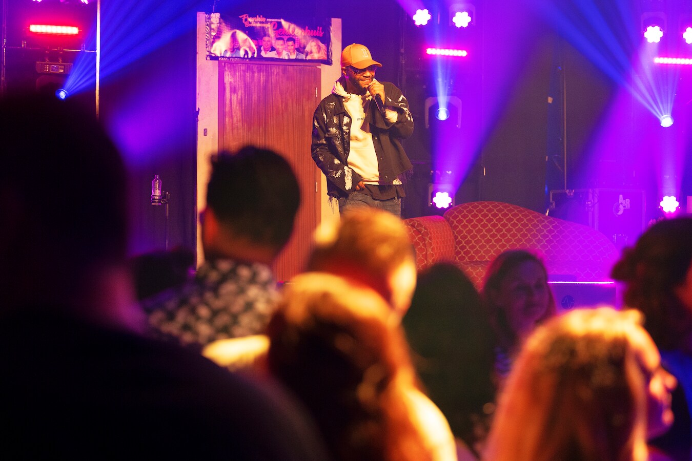 Verjaardagsfeest met 600 gasten en zangers als Jan Biggel en Brace ...