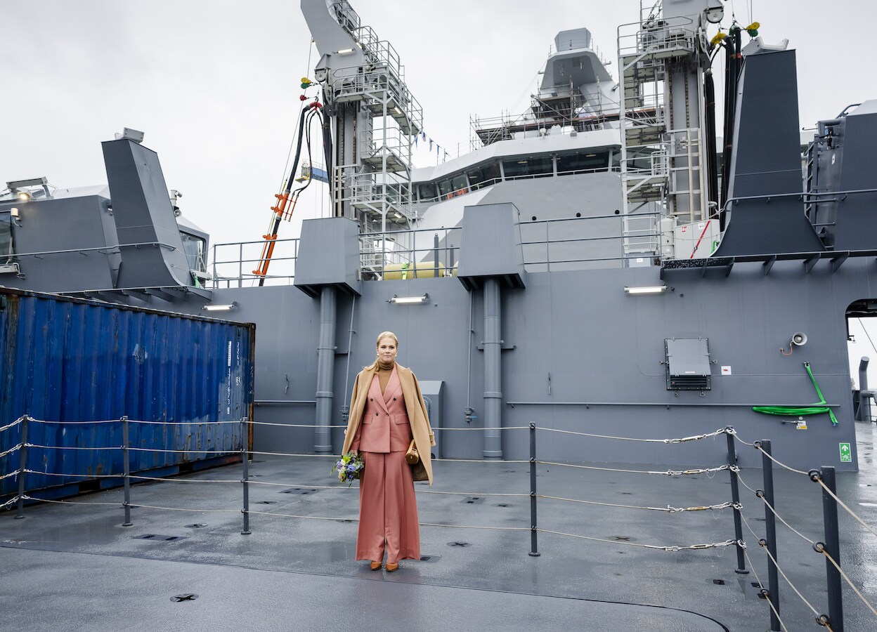 Prinses Amalia straalt in jas van moeder bij eerste soloklus: doop van ...