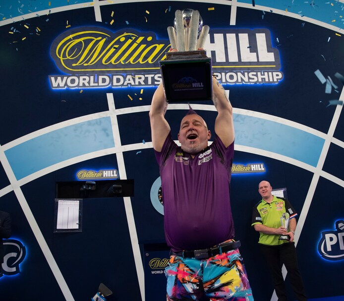 Een legendarische 9-darter en nu tegen 17-jarige sensatie: zo gingen de vorige WK-finales van ...