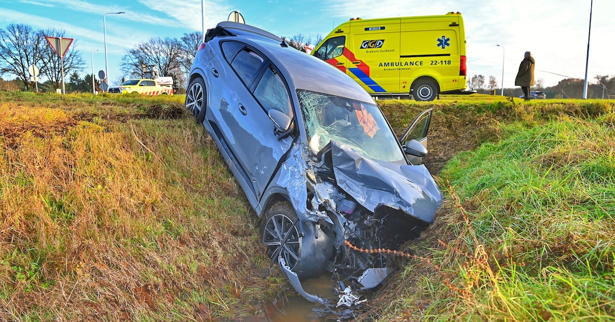 Auto rijdt dwars over rotonde, raakt andere voertuigen en crasht in de ...