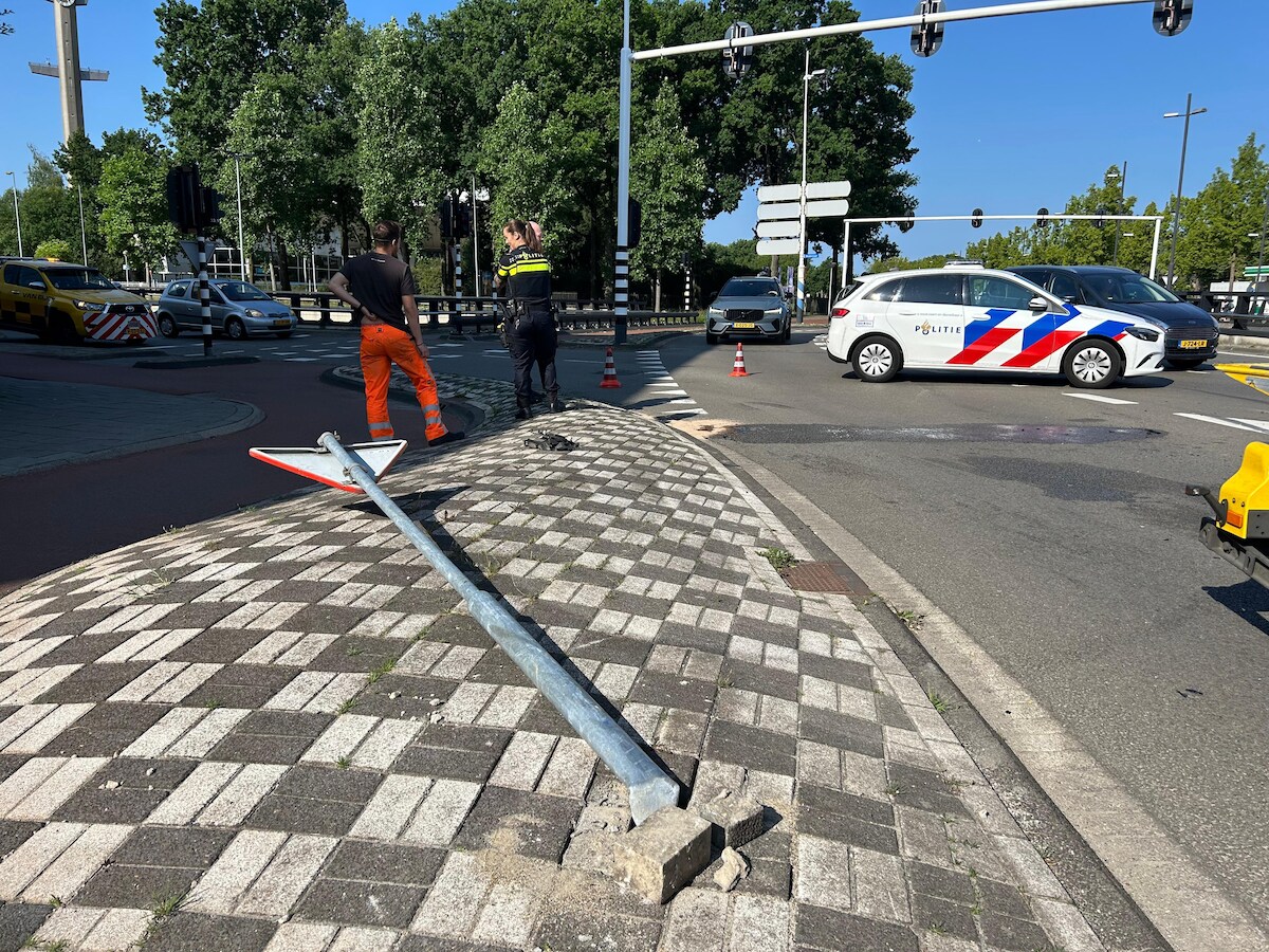 Ongeval op belangrijke kruising in Eindhoven, bestuurders negeren ...
