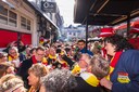 Bier, ballonnen en ‘boerin’ Caroline van der Plas in Korte Putstraat ...