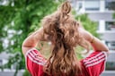 Veerle (24) wast al twee jaar haar haar niet: ‘Mijn haar ruikt niet ...