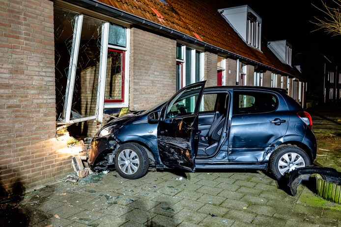 Vrouw (18) zonder rijbewijs ramt met auto huis waarvan de bewoonster ...