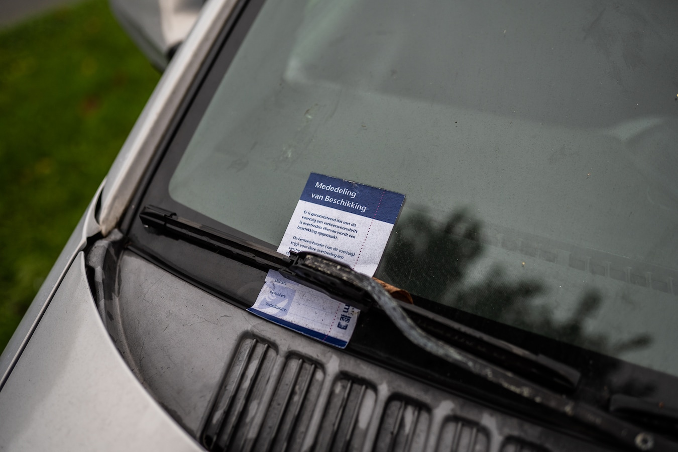 ‘Spookauto’ staat al weken met open raam scheef geparkeerd, het verhaal ...