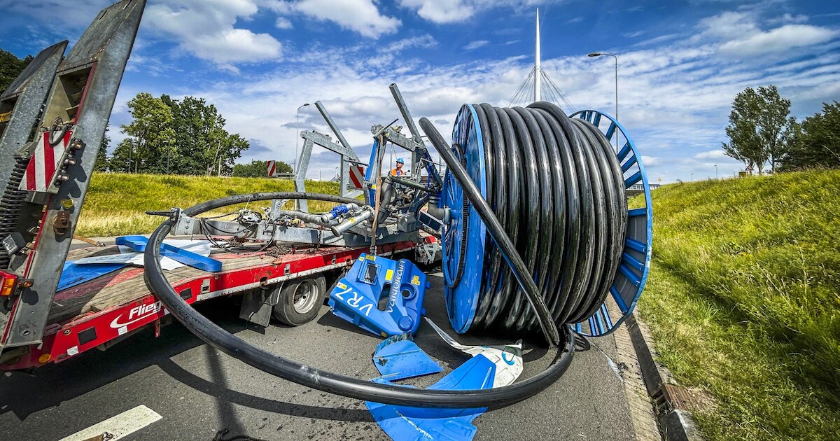 Ravage bij de Hovenring: enorme haspel botst op verkeersbord en valt op ...