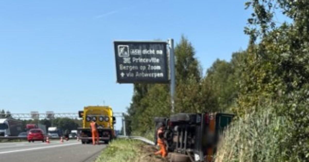 Vrachtwagen rijdt hectometerpaal en vangrail omver op A67 bij Geldrop ...