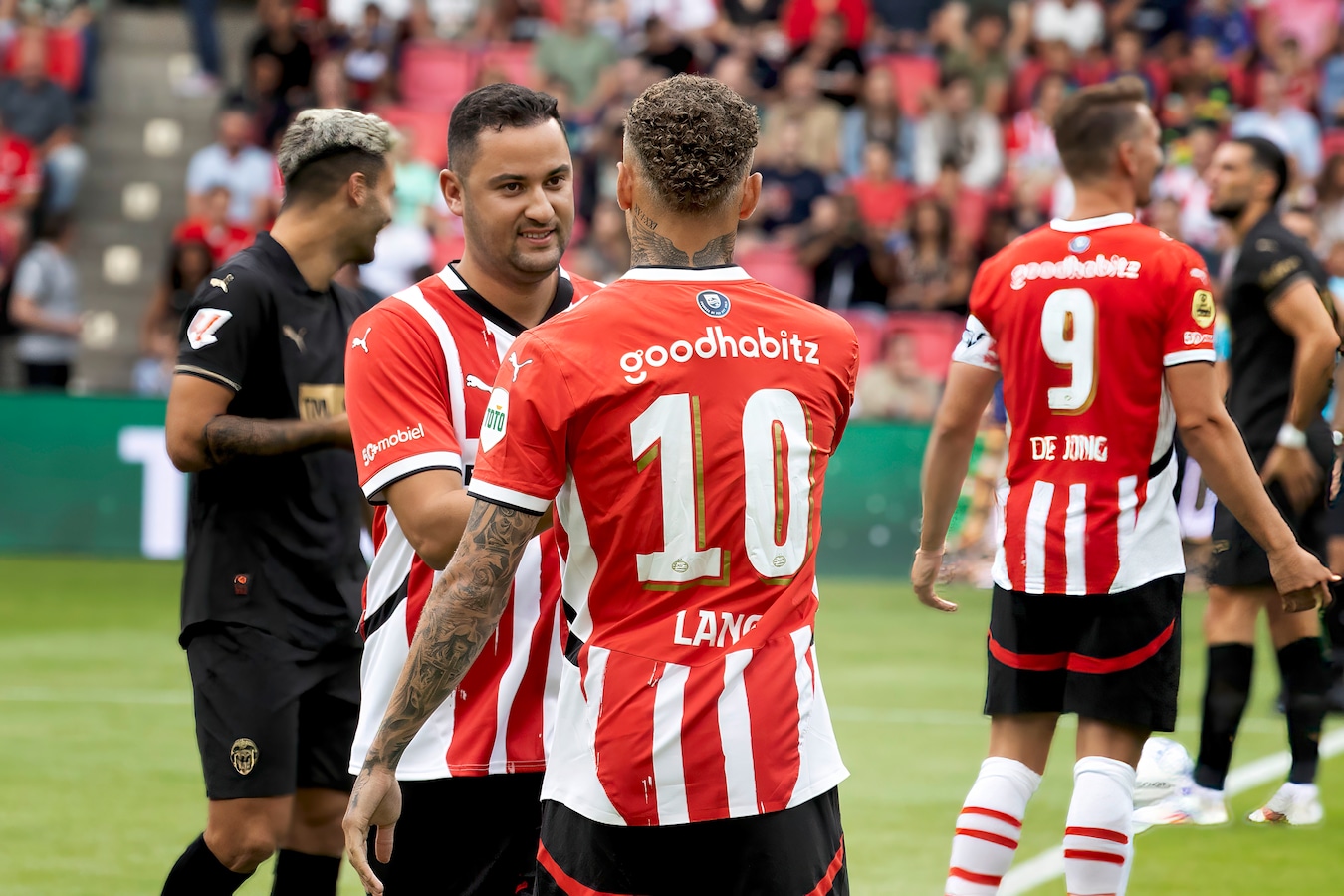 Supporter William (32) verricht eenmalig aftrap bij PS­V - Valencia ...