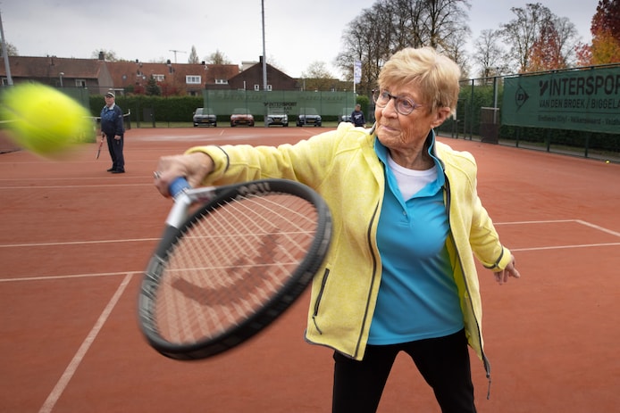 88-jarige Toos van de Ven stopt met tennissen, maar blijft haar clubje ...