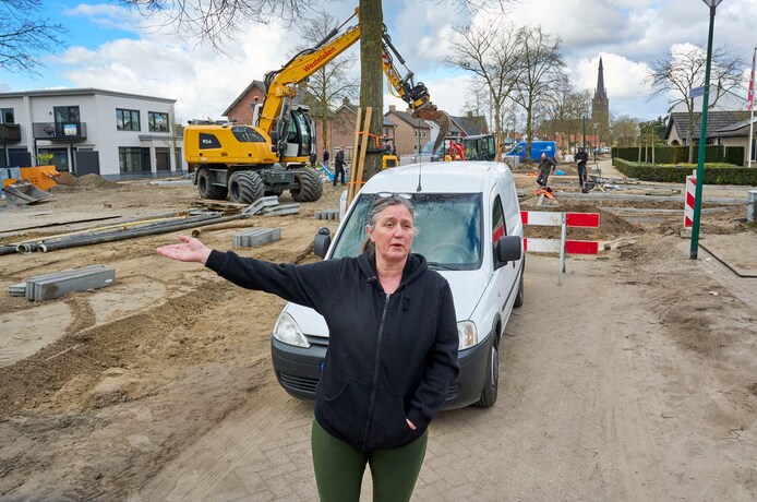 Vol gas de doodlopende weg in met fietsende kinderen, alle borden houden de auto’s niet tegen ...