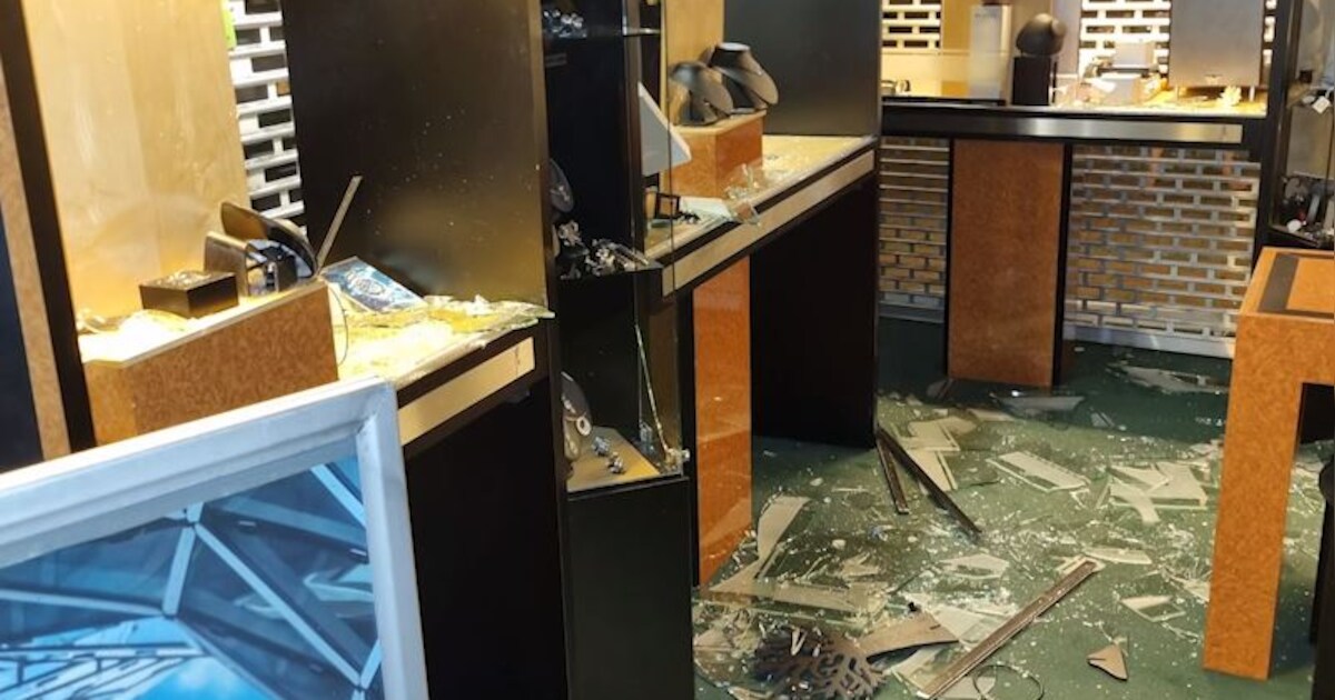 Politie toont beelden van dieven die juwelierszaak in Someren kort en ...