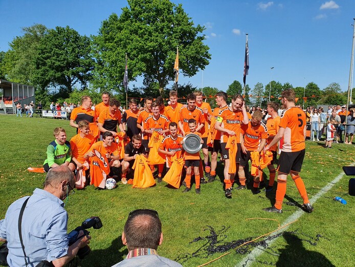 SVSH nu ook officieel kampioen | Amateurvoetbal | ed.nl