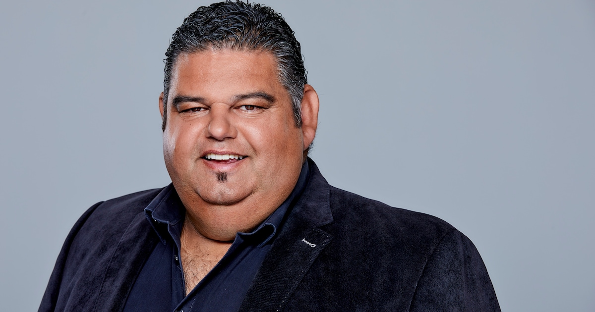 Zanger Django Wagner deelt kerstpakketten uit aan ouderen, namens zijn ...