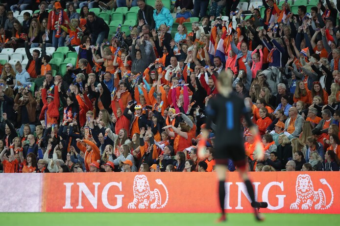 De wave is bij PSV een stille dood gestorven, het Philips Stadion golft ...