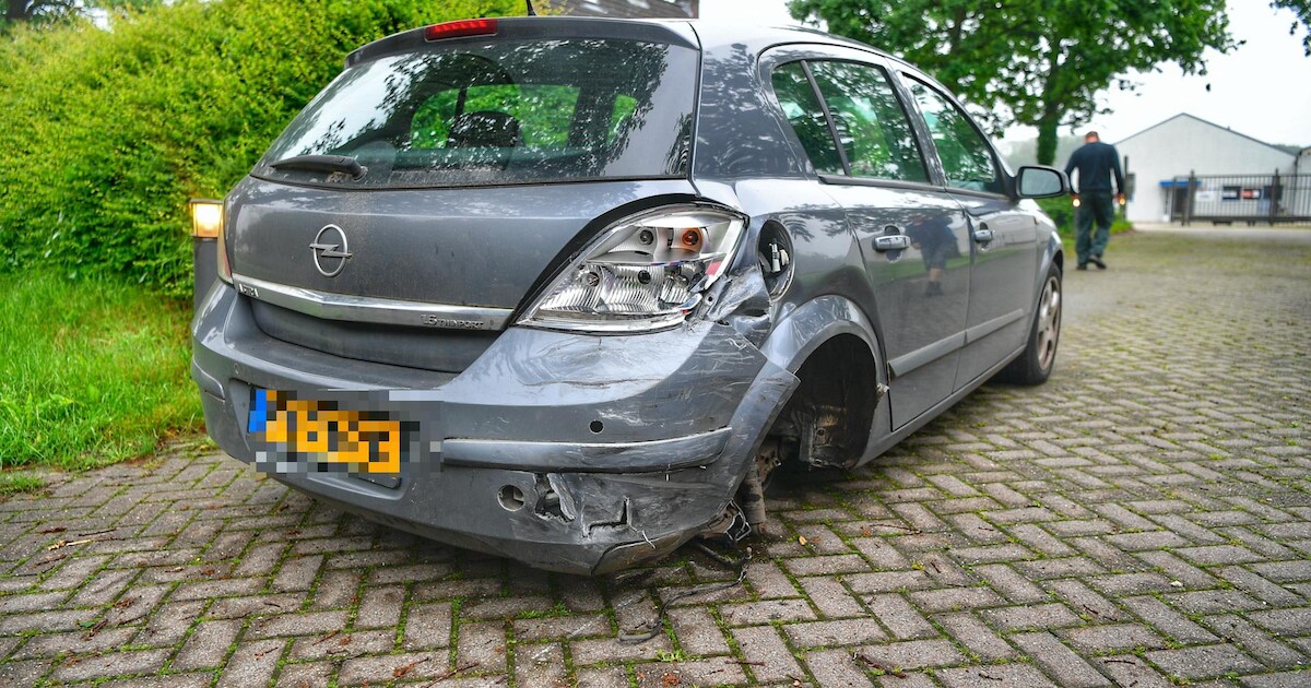Automobilist ziet andere auto over het hoofd, knalt er tegenaan en ...