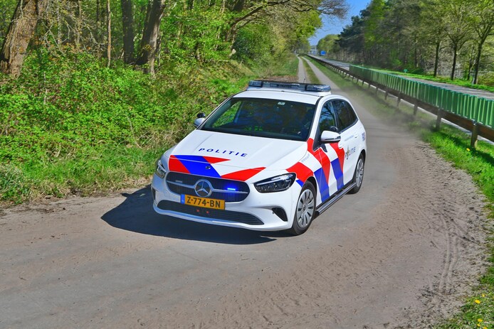 Vrouw valt van motor tijdens tocht over zandpad bij Westerhoven, raakt ...