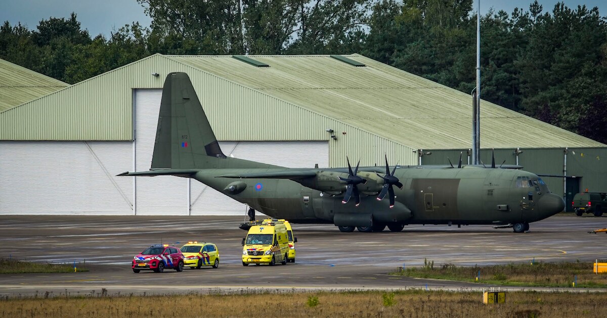 Rook in militair vliegtuig blijkt condens, 94 parachutisten uit ...