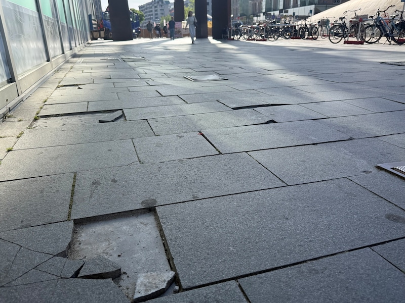 En wéér gaat het 18 Septemberplein op de schop, problemen met tegels en ...