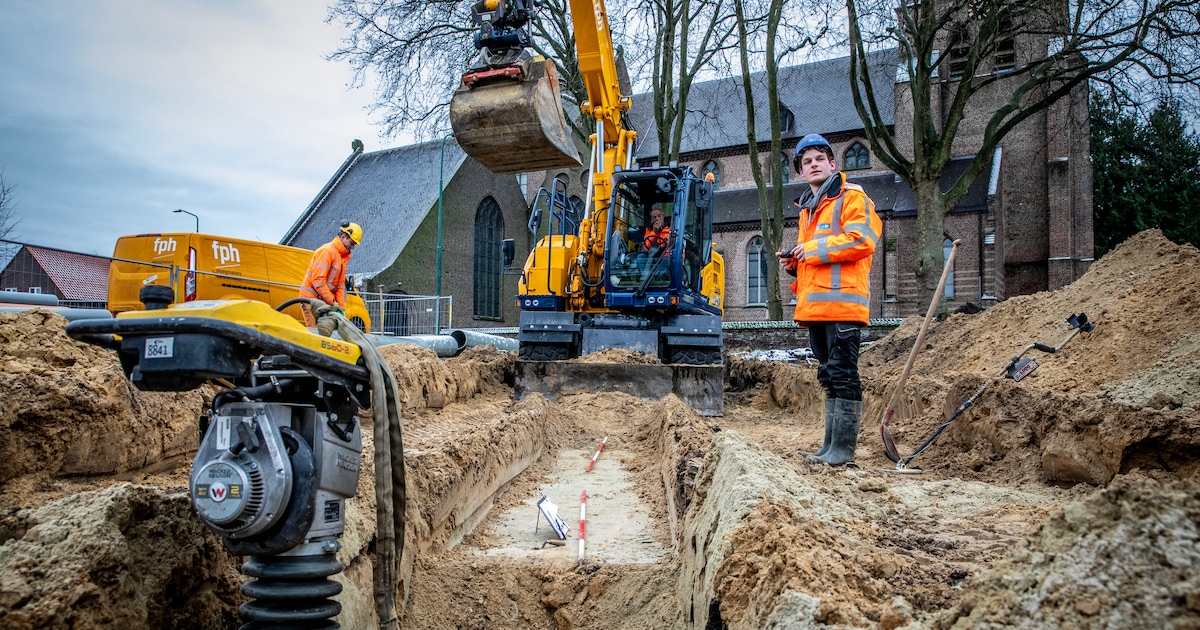 Archeologische sporen bij nieuwe sleuf onder Carquefouplein in Eersel ...