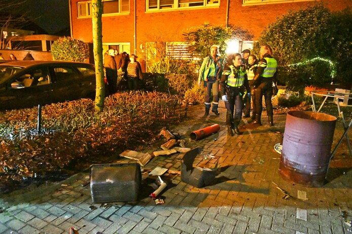 Vier gewonden door vuurwerkongeluk in woonwijk Reusel, ruiten van drie ...