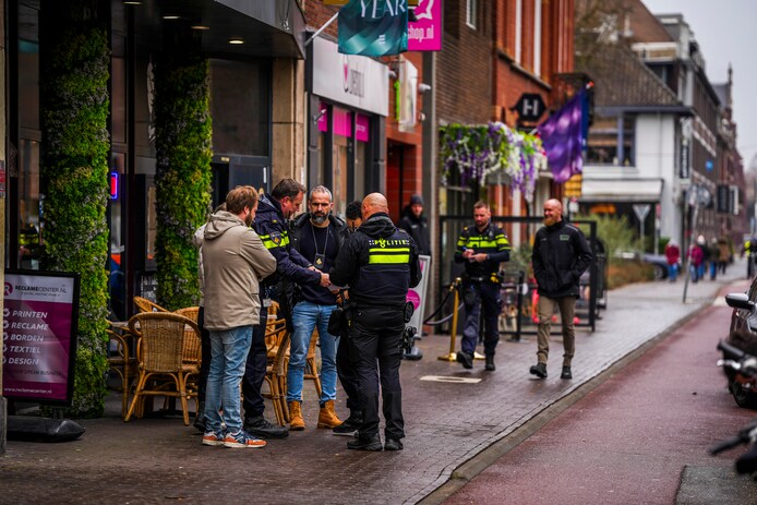 Automobilist spoorloos na inrijden op mensen in Eindhoven: ‘Iemand ...