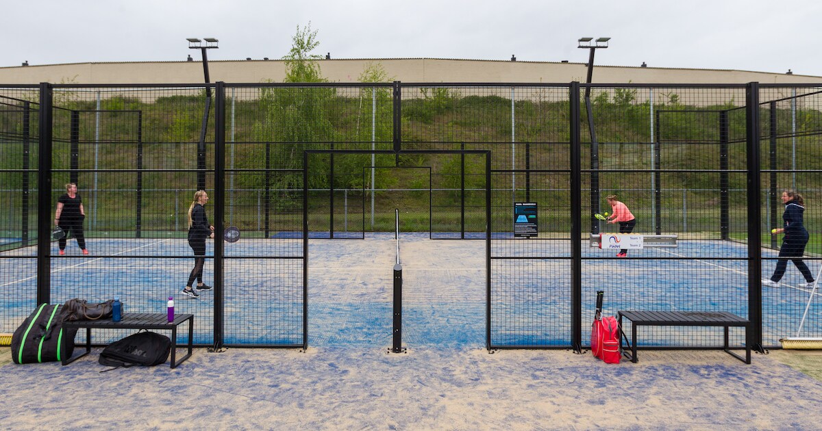 Steeds meer sporters verslaafd aan padel, een mix tussen tennis en ...
