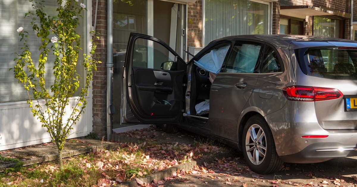 Oudere man raakt met auto van de weg en botst tegen huis in Geldrop ...