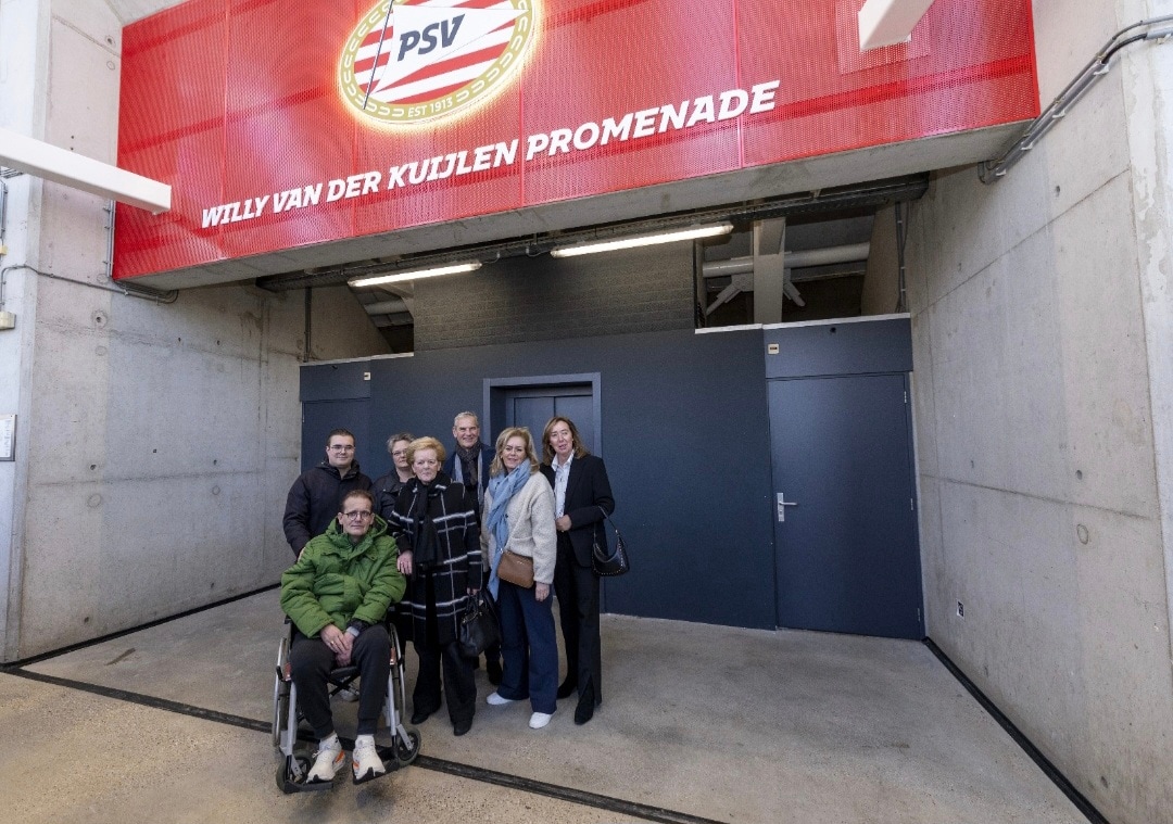 PSV eert clubicoon Willy van der Kuijlen in het eigen stadion | Foto ...