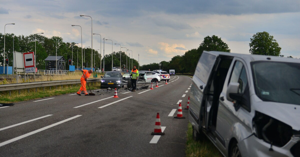 Twee personen naar het ziekenhuis na frontale botsing in Asten | Asten ...
