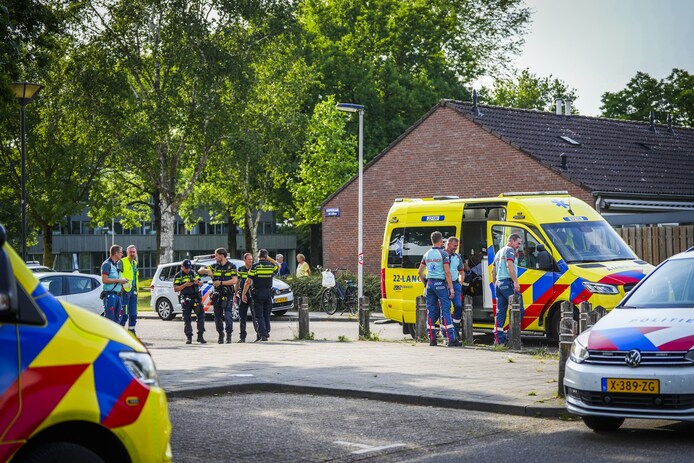 Man (38) rent bomvol Helmonds terras op en steekt twee mensen neer ...