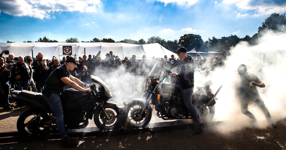 Fietsen vouwen en motors in de witte rook tijdens treffen MC de ...
