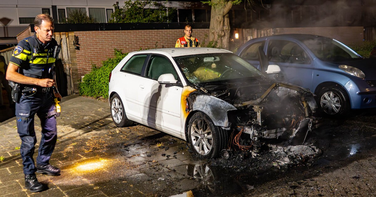 Geparkeerde auto mogelijk bewust in de fik gestoken in Helmond en ...
