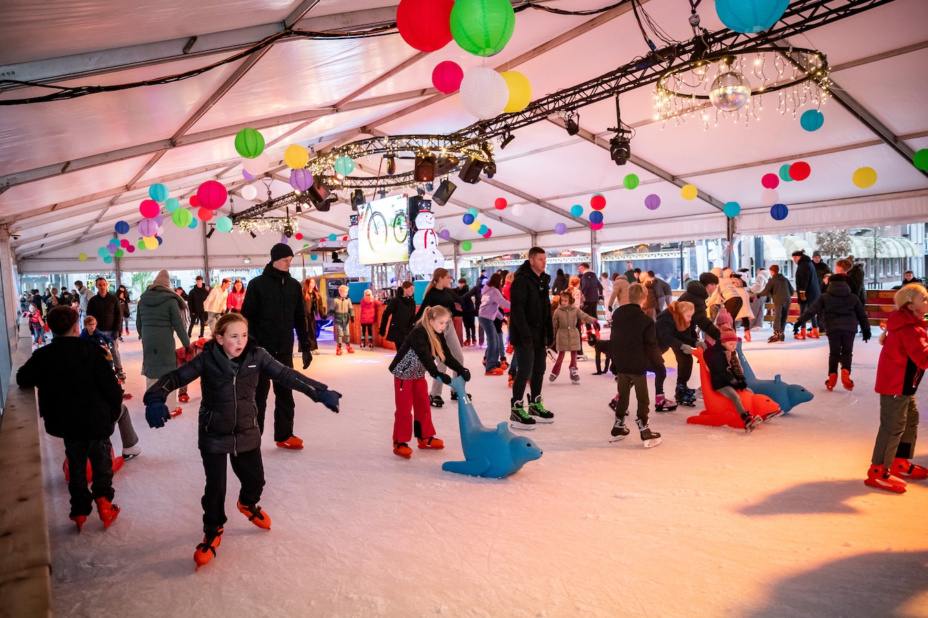 Sfeervol en droog schaatsen: overkapping is succesvolle zet voor ...