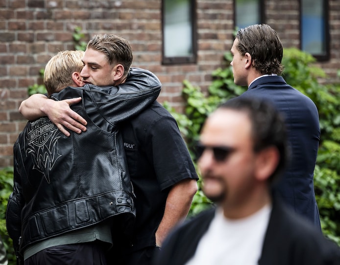 Dit was het afscheid van Jonnie Boer: met motor en per boot in kist vol ...