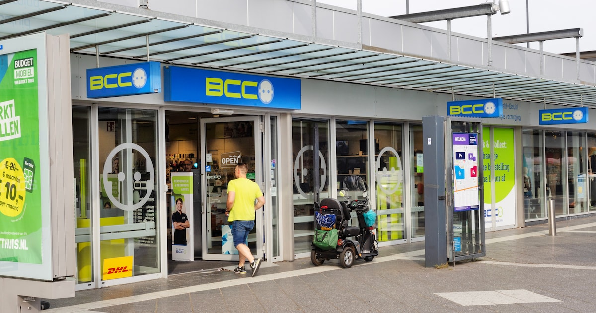 Klanten steken personeel BCC-winkels een hart onder de riem met taart ...